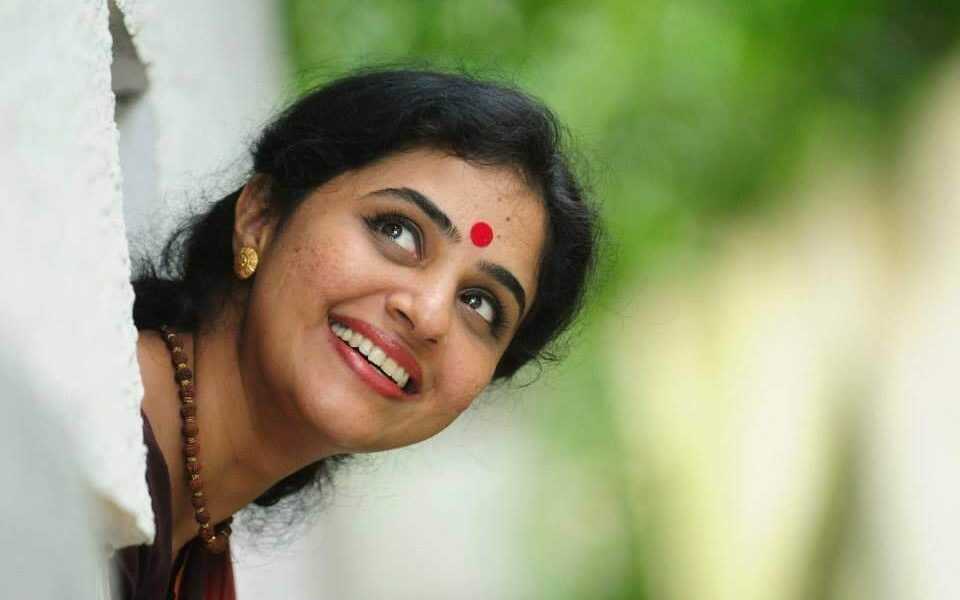 Methil Devika (Mukesh Wife) Wiki, Biography, Age, Dance, Husband ...